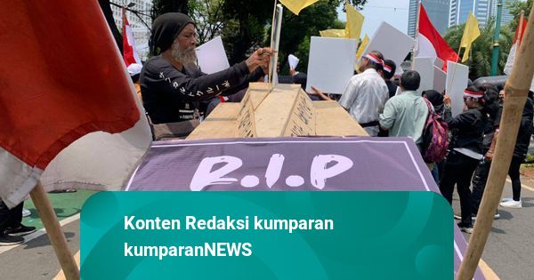Massa Aksi Bawa Peti Mati di Depan Kantor KPU, Tolak Penetapan Prabowo ... Massa Aksi Bawa Peti Mati di Depan Kantor KPU, Tolak Penetapan Prabowo ...